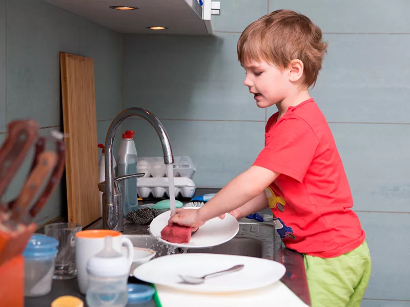 ¿Cuándo y cómo el niño debe ayudar en casa?