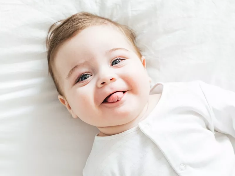 ¿Qué hacer si mi bebé tiene el frenillo lingual corto?