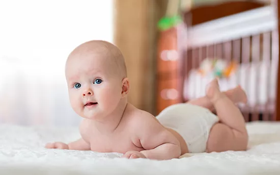 ¿A qué edad sostiene la cabeza el bebé?