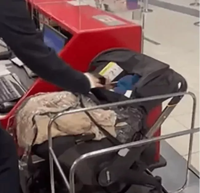 ¡Qué fuerte! Unos padres abandonan a su bebé en el mostrador del aeropuerto