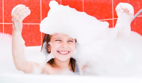 ¿Tu hijo o hija ya está en edad para bañarse?