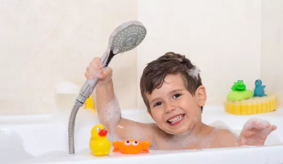 ¿Tu hijo o hija ya está en edad para bañarse?